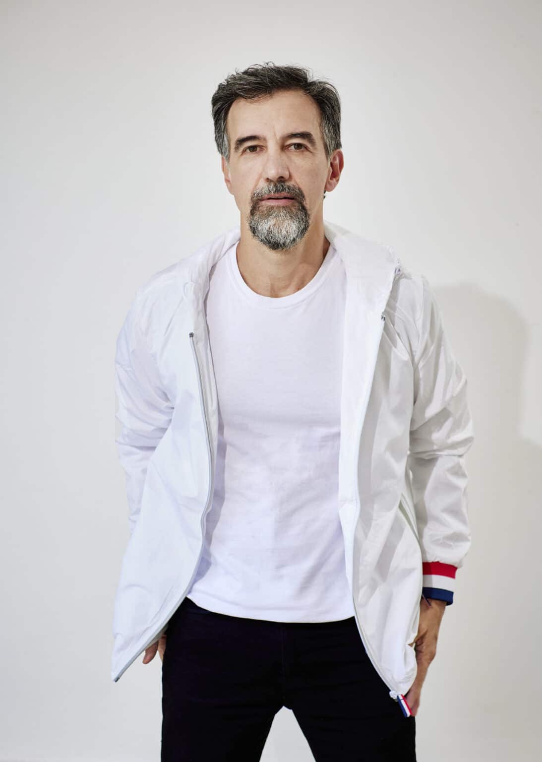 Cachoeirense Charles Fricks vive personagem cheio de mistérios na ...