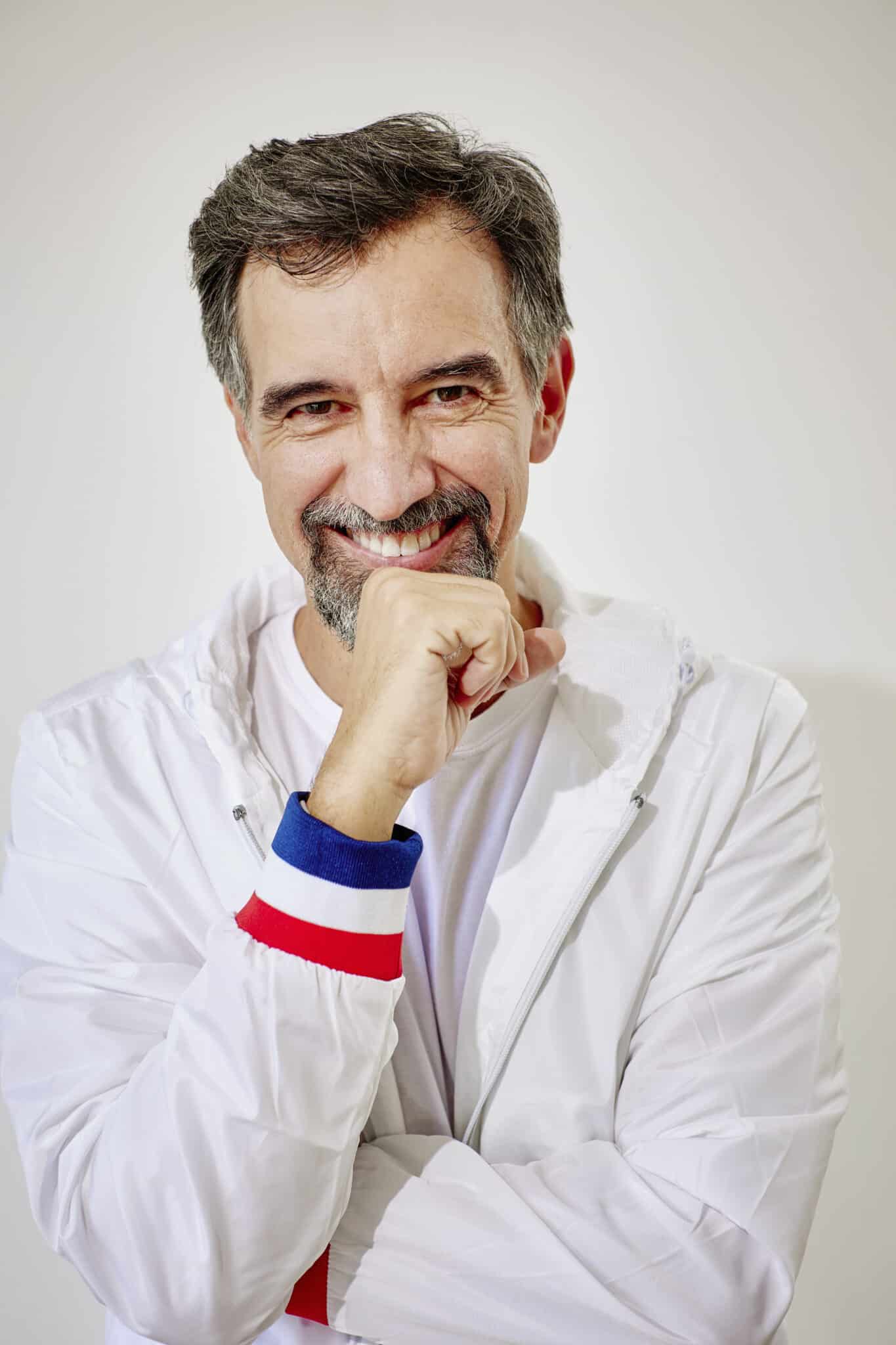 Cachoeirense Charles Fricks vive personagem cheio de mistérios na ...