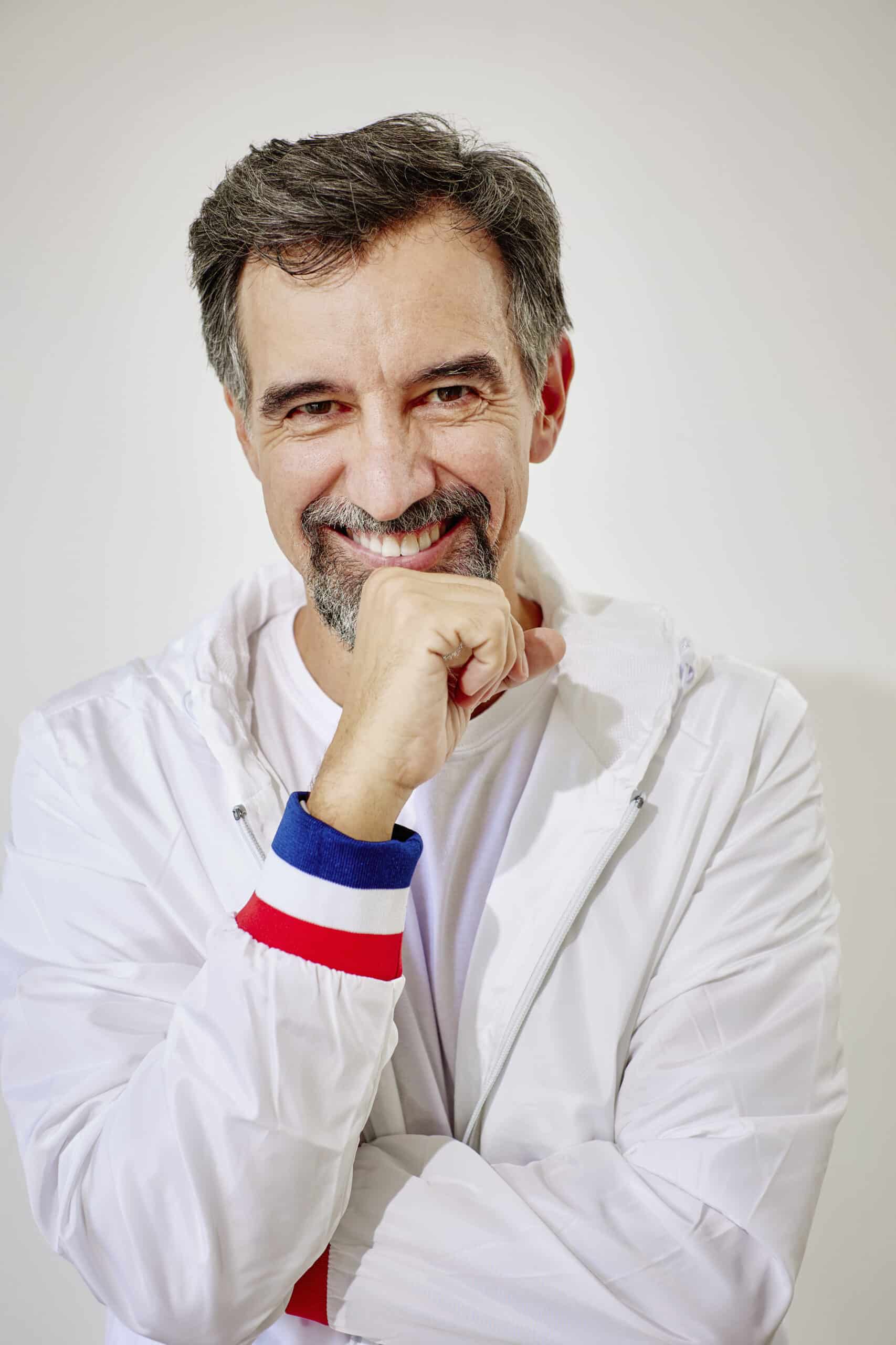 Cachoeirense Charles Fricks vive personagem cheio de mistérios na ...