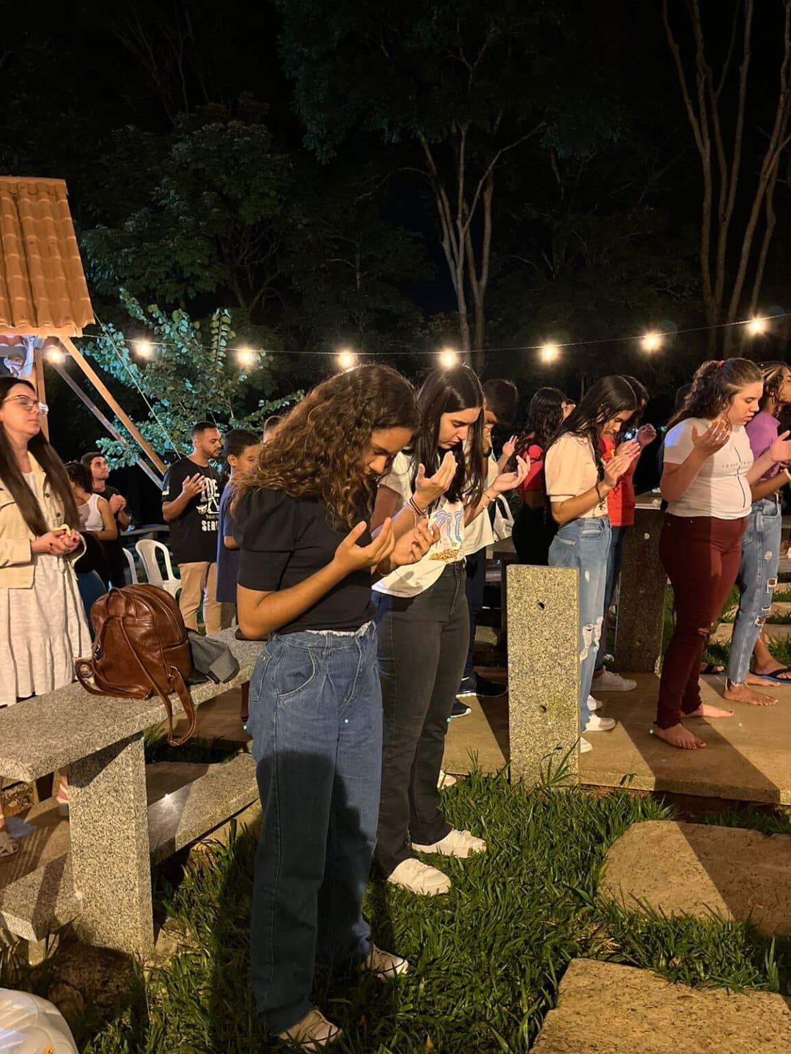 Luau católico reúne dezenas de jovens no Santuário de Aracuí
